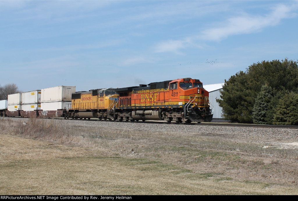 BNSF 4811 & UP 4443 (2)